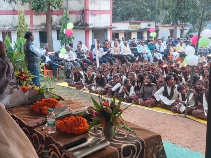 MLA Kunwar Singh Tekam approved an amount of Rs 3 crore 21 lakh | हायर सेकेंडरी स्कूल पोड़ी में ...