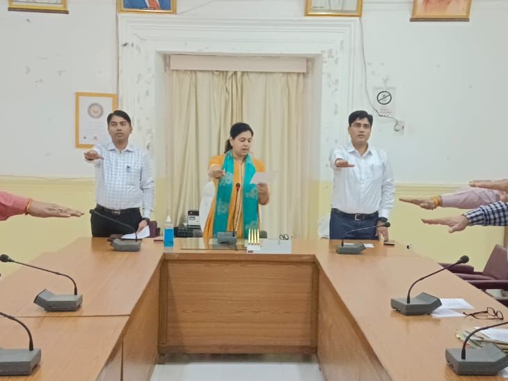 Pledge given to serve through constitutional methods, away from non ...