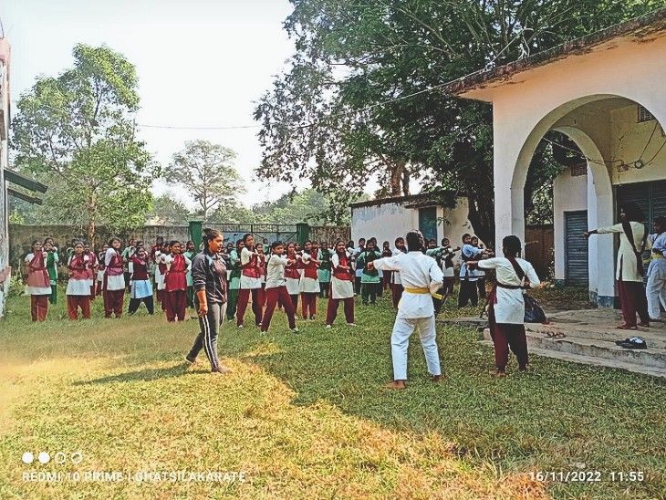 Musabani: Karate training being given to schoolgirls for self-defense ...