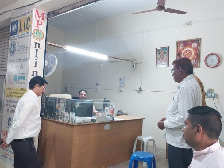 Instructions given to stop the salary of 1-1 month to the store keeper ...