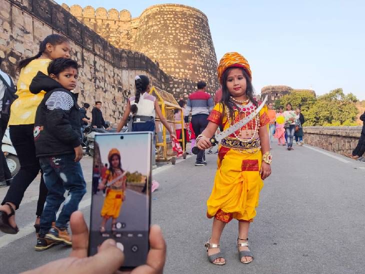 4 thousand people visited the fort, on an average 700 people come in ...
