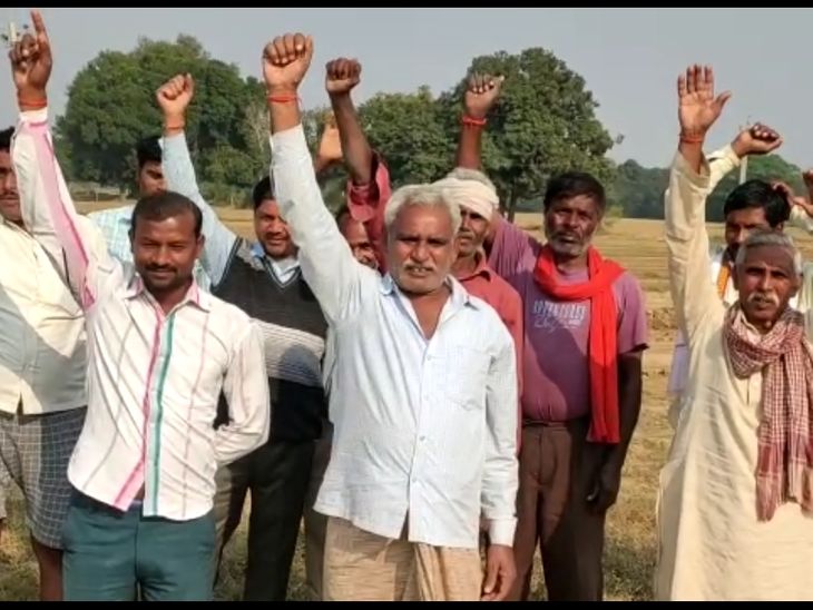 Villagers protest on expressway in Bilgram | गंगा एक्सप्रेसवे में ...