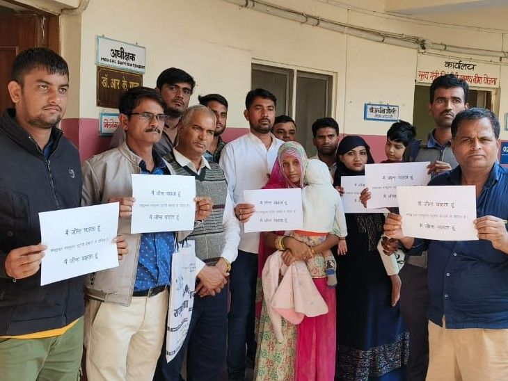 In Jaipur, relatives of patients submitted a memorandum to JK Lawn ...