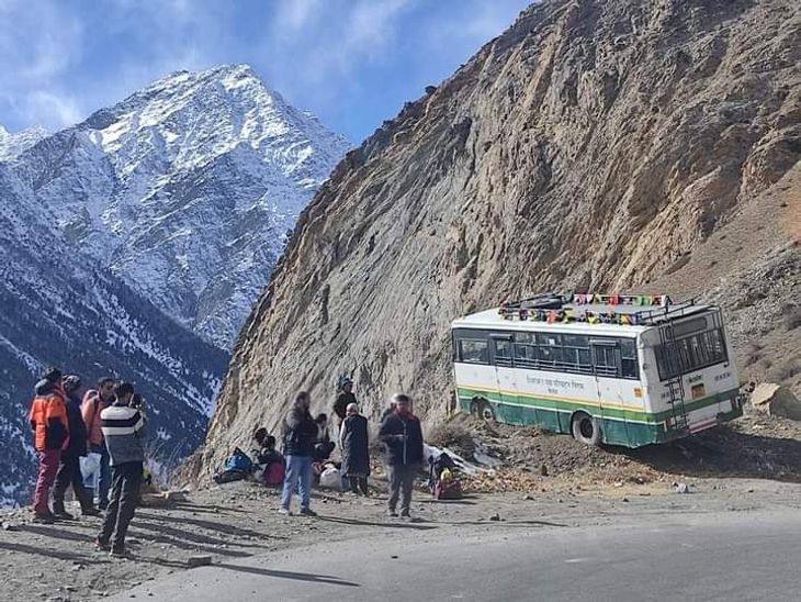 The bus going from Kullu to Keylong went off the road | कुल्लू से ...