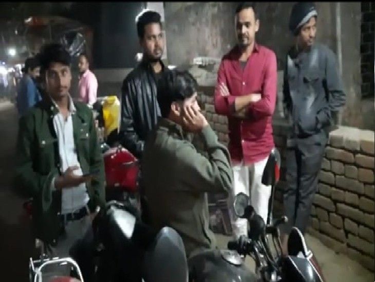 He gives tea for 20 rupees to lovers and 15 rupees to those who are ...