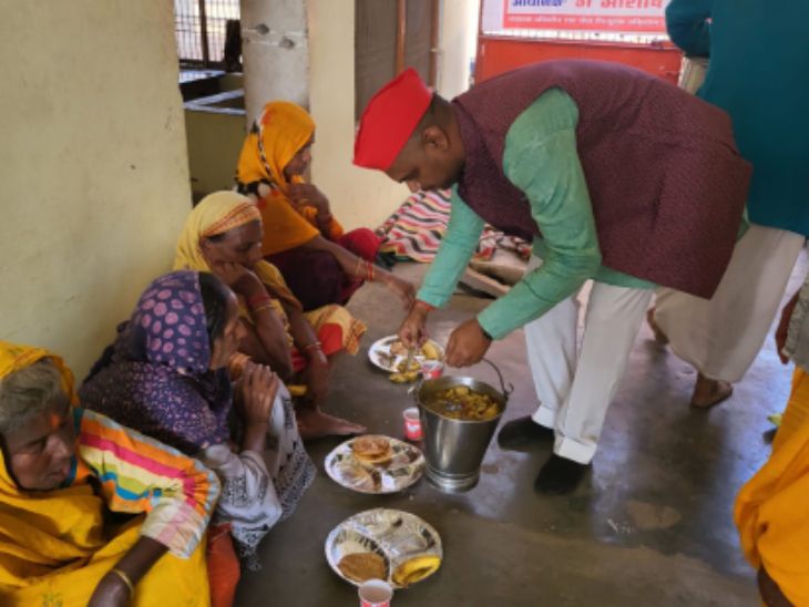 Took blessings by feeding the elderly and helpless in Maiwada located ...