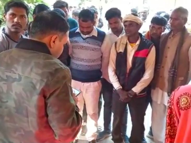 Family alleges murder, injury marks found on dead body | कन्नौज में खेत में पड़ा मिला युवक का शव ...