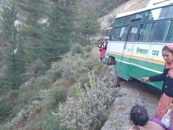 Kullu: HRTC bus off the road in Banjar | बंजार में सड़क से बाहर निकली ...