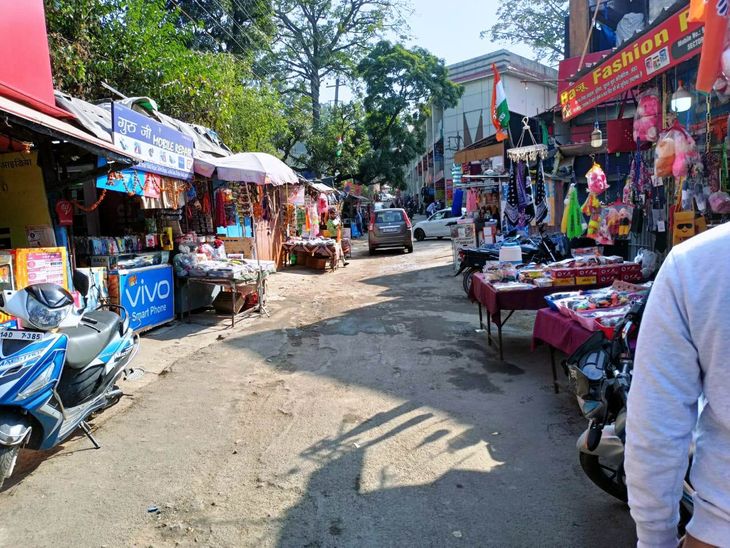 Solan: Sword hanging on the street vendors of Parwanoo | परवाणू के ...