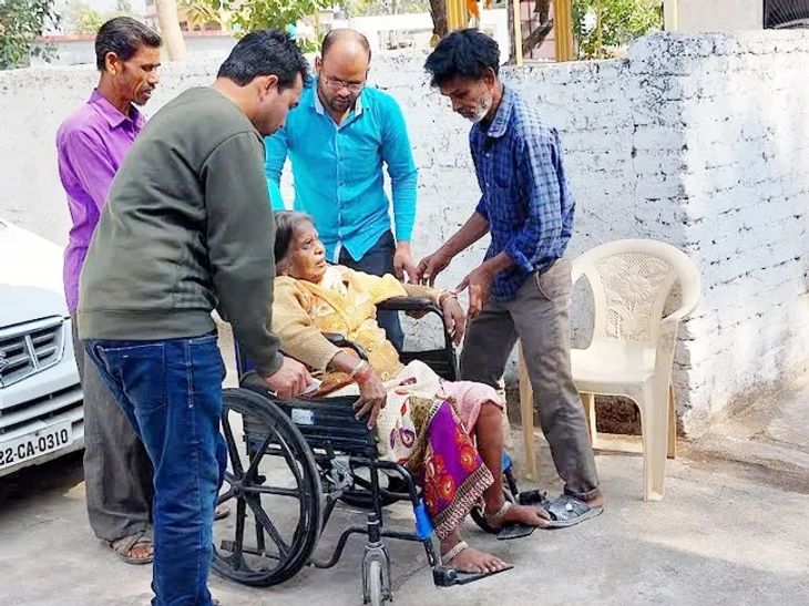 Bull attacked and injured an 80-year-old woman in Chhapra, treatment ...