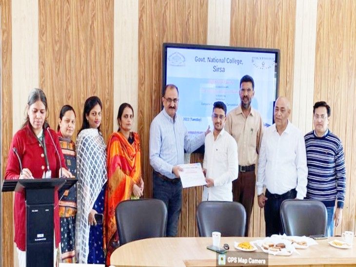 Yogesh first in computer typing competition, Mohit second | छात्राें को ...