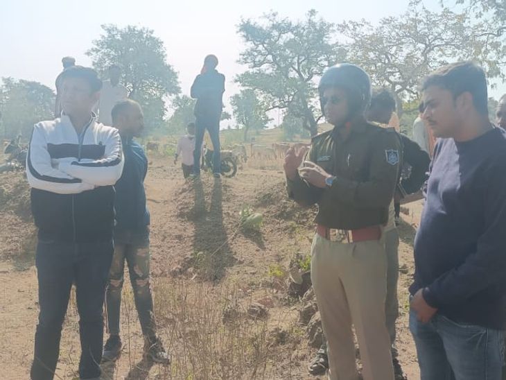 Saikheda villagers, police and forest department team who came to ...