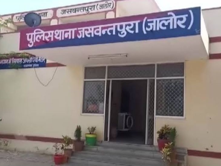 Smuggler arrested with illegal liquor in Jaswantpura of Jalore | अवैध ...