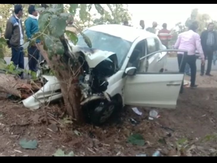 Uncontrolled car collided with a tree, two died on the spot, three ...