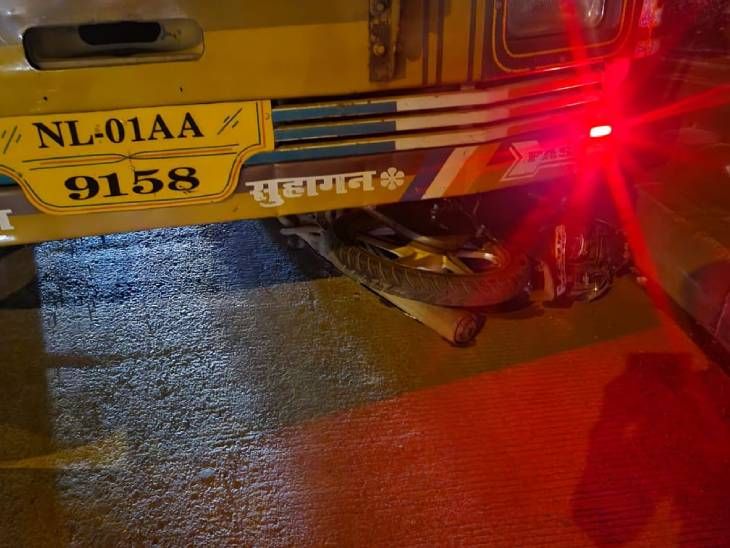 The bike got stuck in the front wheel, one died on the spot | इंदौर में ...