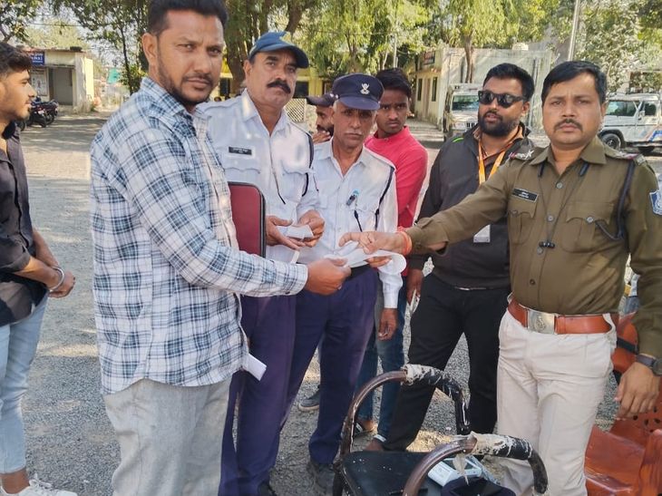 Campaigned outside Kannod Road police station, fined for not wearing ...