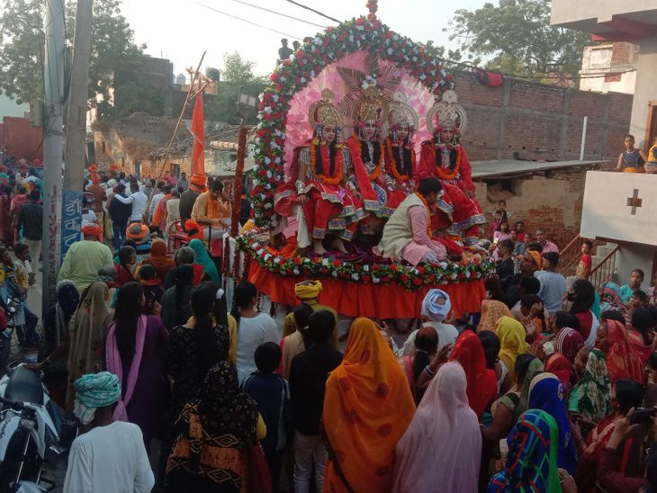 The residents of Buxar welcomed at various places, devotees were seen ...