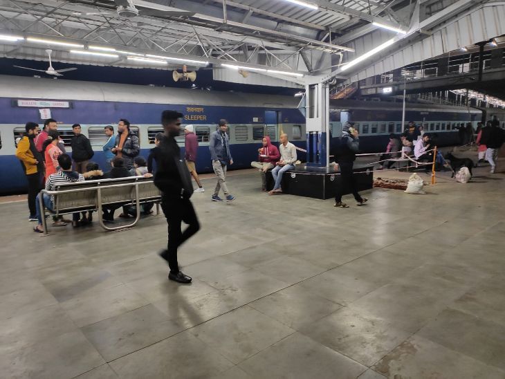 Passengers of Barauni-Gondia Express created ruckus at Uslapur station ...