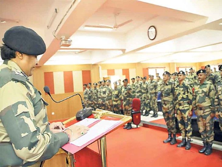 Border Security Force guards took oath on Constitution Day | संविधान ...
