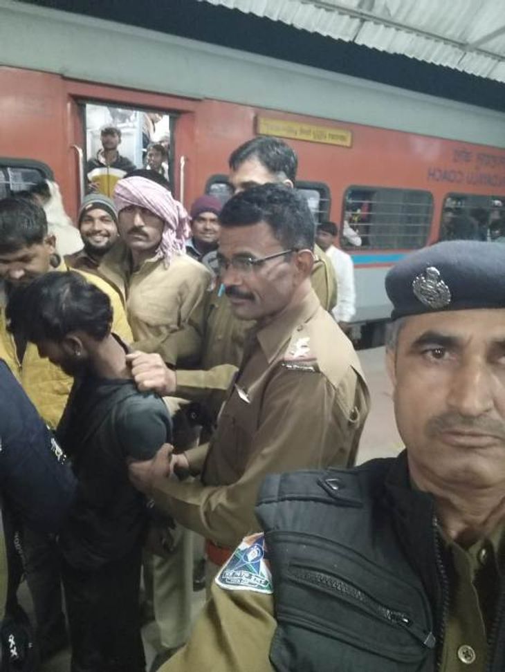Was hiding in the bathroom of the train, caught by RPF and GRPF and ...