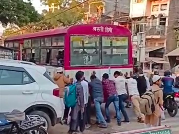 Passengers had to get down and push, the bus was of Basti Depot | इटवा ...