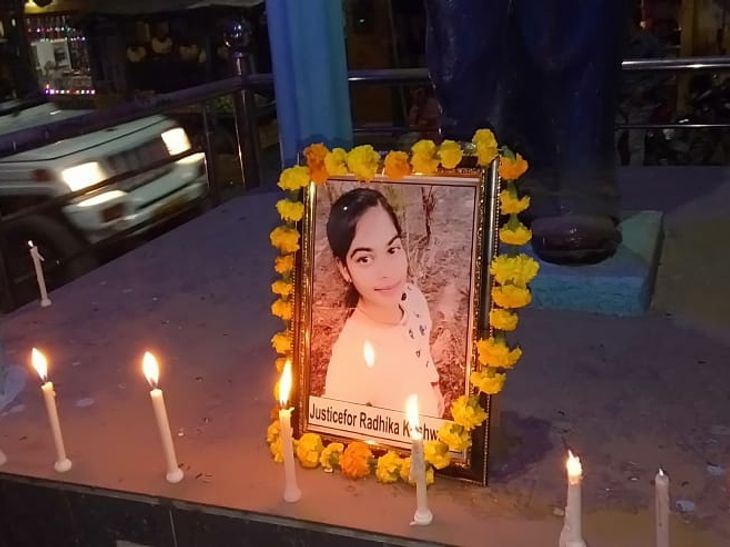 Youth took out candle march and raised slogans of Justice for Radhika | बुंदेलखंड की बेटी के लिए ...