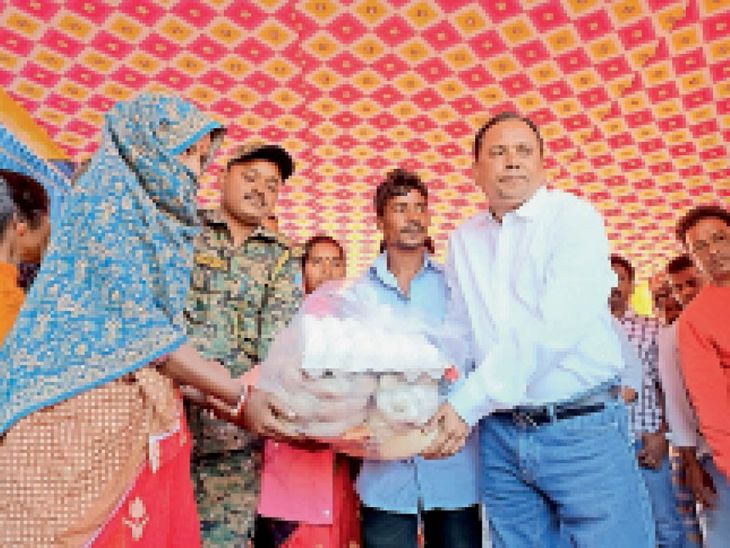 The businessman distributed blankets among two thousand people | प्रखंड ...