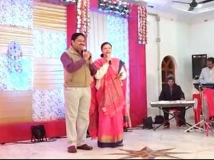 Former minister Sukhdev Panse sang with his wife – Nagri ho Ayodhya si ...