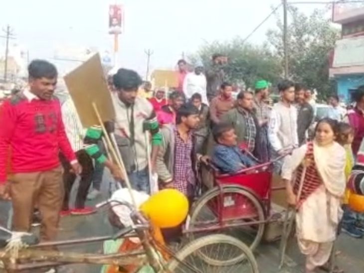 Angry over not taking SDM's memorandum, protested by shouting slogans ...