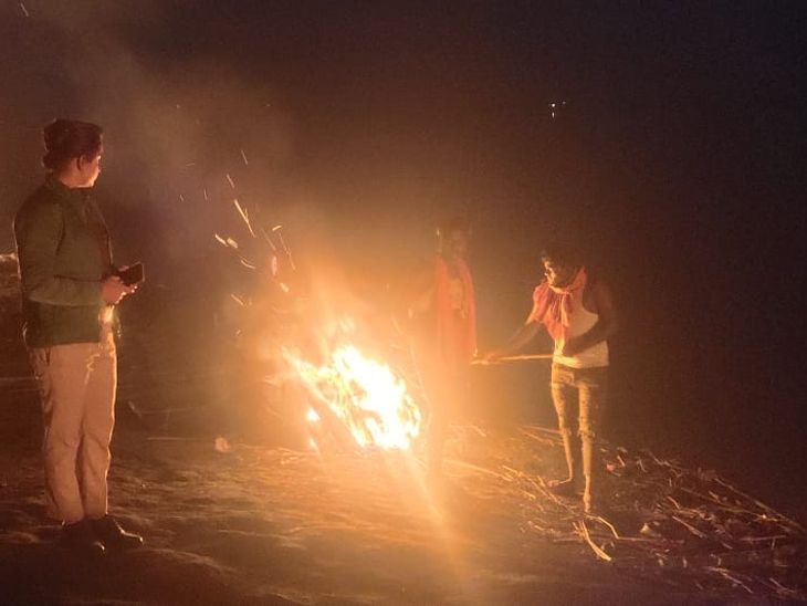 After the death of the woman, no one reached to take the dead body, the ...