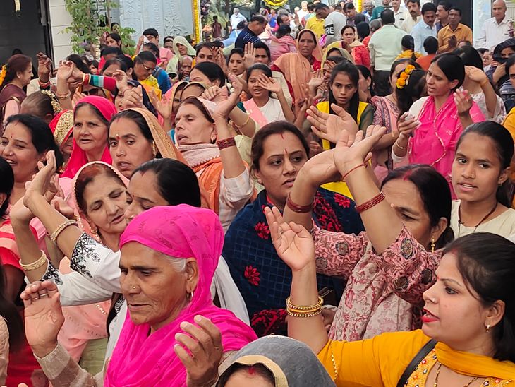 Dadaji Dham echoed with the cheers of Khandwa wale Dadaji and Chhote ...