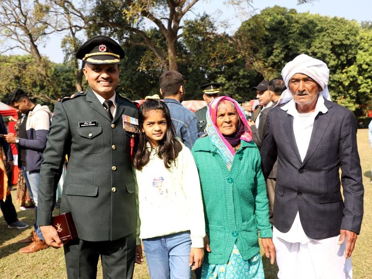 Parents planted pips, villagers congratulated | किसान का बेटा बना ...