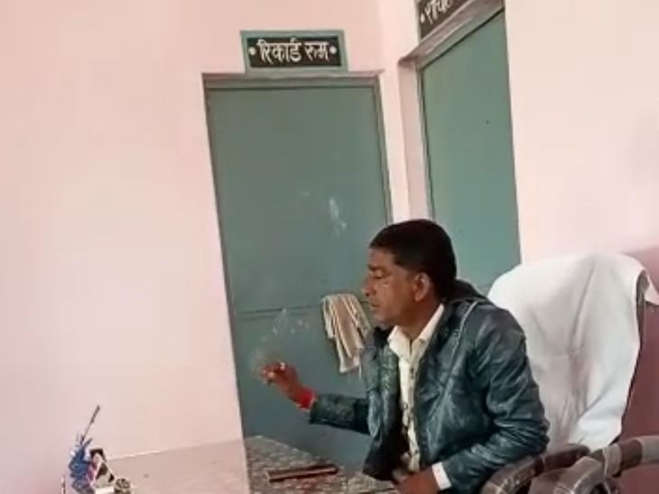 Sitting on the chair, the ring of smoke of beeda was seen blowing, said ...