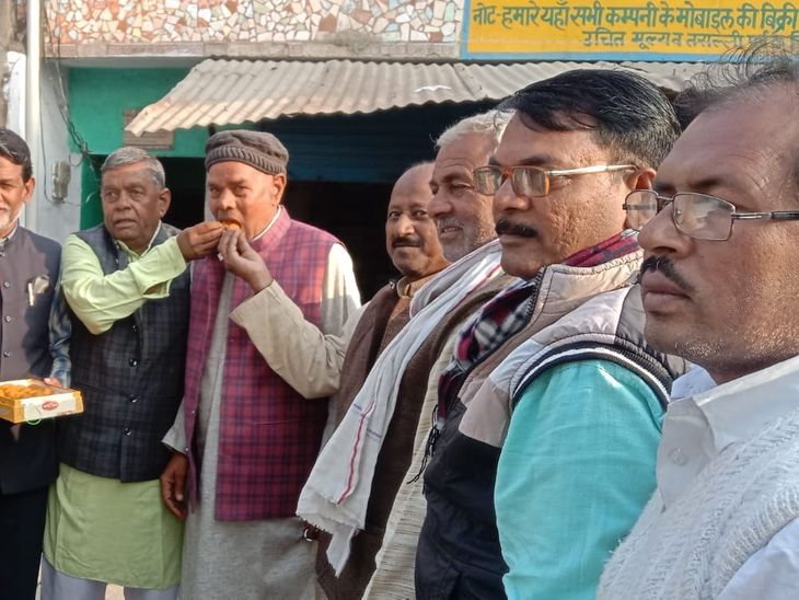 Happy with the victory of Dimple, SP distributed sweets; Expressed ...