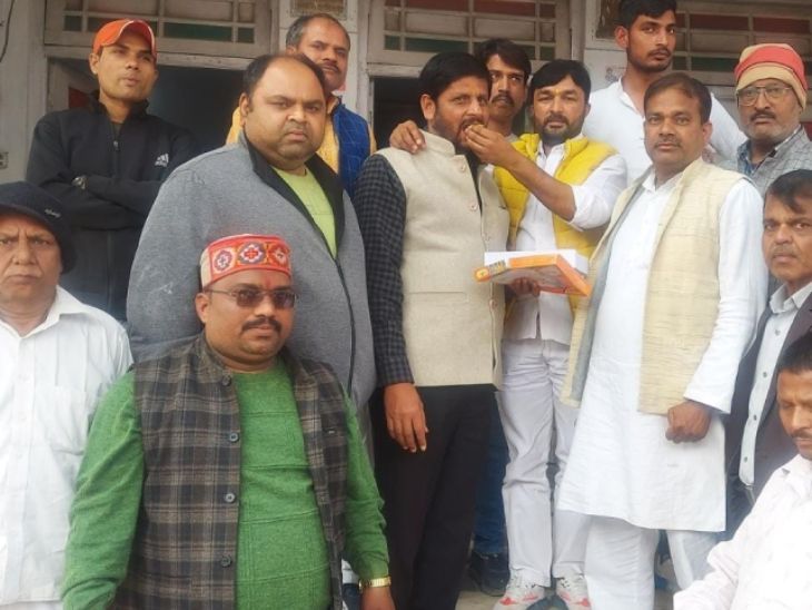Fed each other sweets and burst crackers at the Congress office.Ayodhya ...
