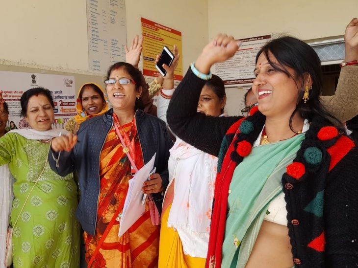 Protest held in Mini Secretariat, warned to boycott work | 2 महीने से ...