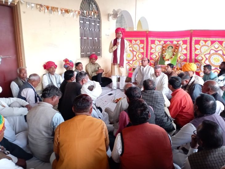 Discussion on the construction work of Lord Dharnidhar temple in the ...