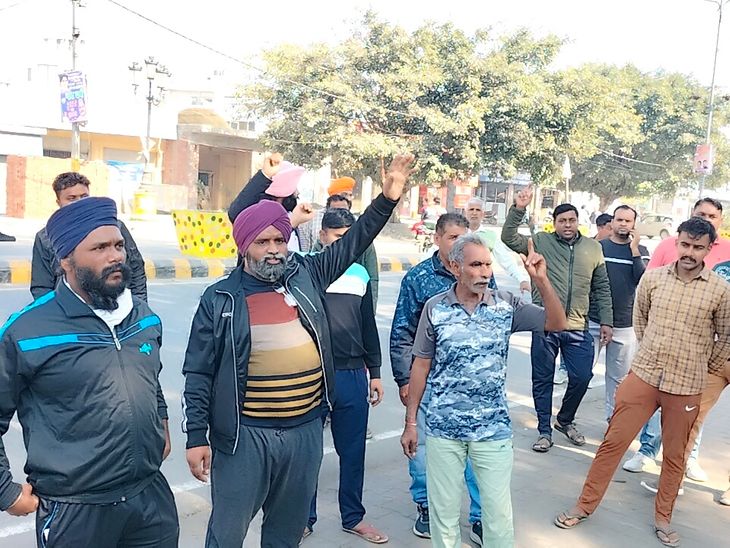 Seeing the inconveniences in the colony of Gajraula, the residents got angry, created ruckus ...