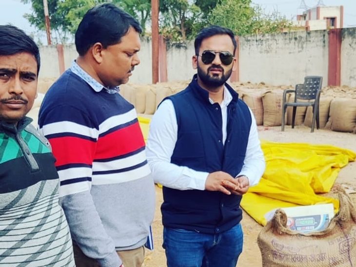 Cooperative CEO Majhauli gave guidelines to salesmen | मझौली धान केंद्र ...