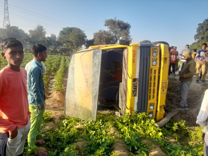 Uncontrolled school bus overturned in a ditch in Badaun Dozens of ...