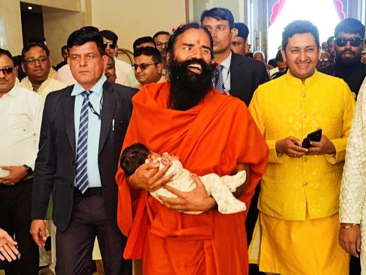 Grand reception for Baba Ramdev who came from charter with Acharya ...