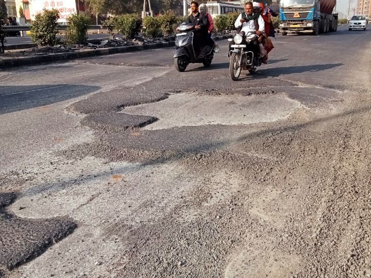 The dilapidated road exposed the secrets of the engineers, potholes at ...