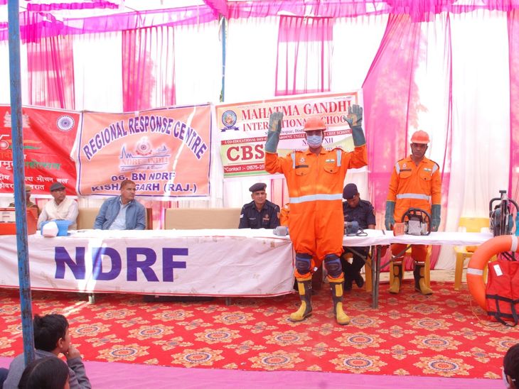 NDRF team gave disaster management training to school students: first ...