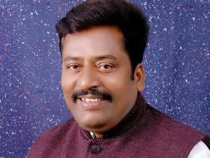 Indra Sharan Singh Chauhan was replaced by Dev Kumar Singh as District President | सीधी जिले में ...