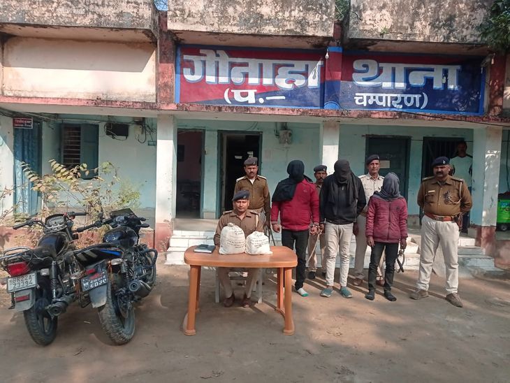 Bettiah police raided and caught all three, also seized the bike | एक ...