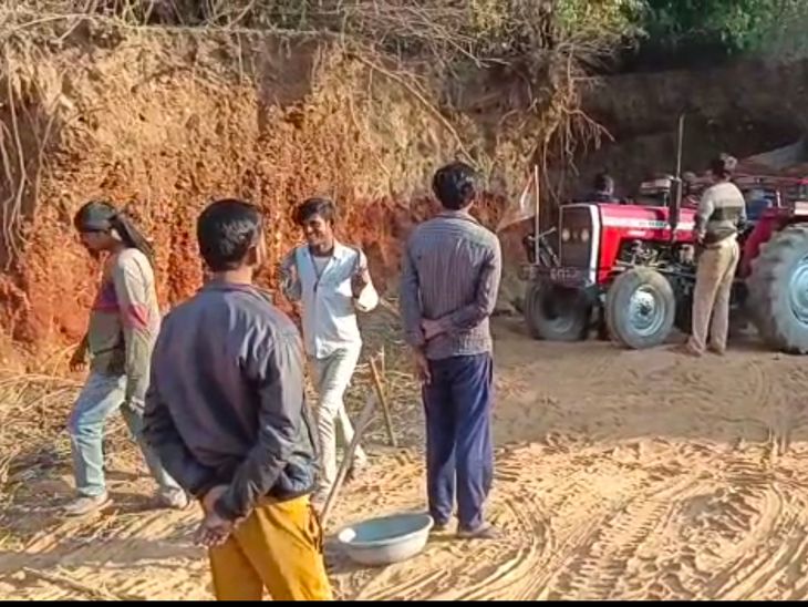 5 accused arrested after seizing two tractors, mining is going on in ...