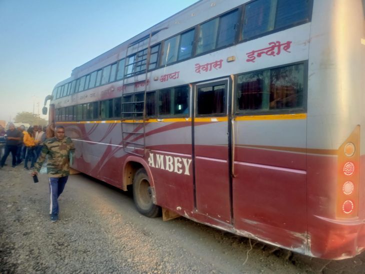 Angry people broke the glasses of the bus, the station in-charge ...
