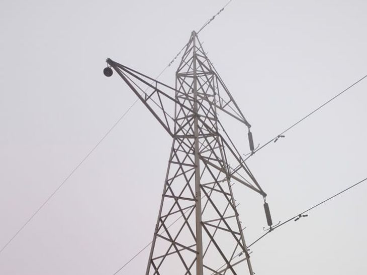 Insulator puncture of power lines in Suratgarh, power supply disrupted ...