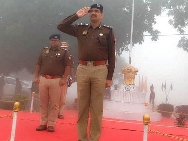Lee parade salute, guidelines given | डीआईजी ने किया सिद्धार्थनगर पुलिस लाइन का निरीक्षण: ली ...