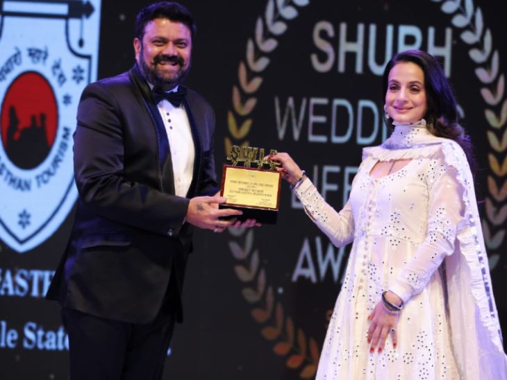 Sandeep Rathore Got The Best Travel And Lifestyle Bollywood Actress Ameesha Patel Honored 